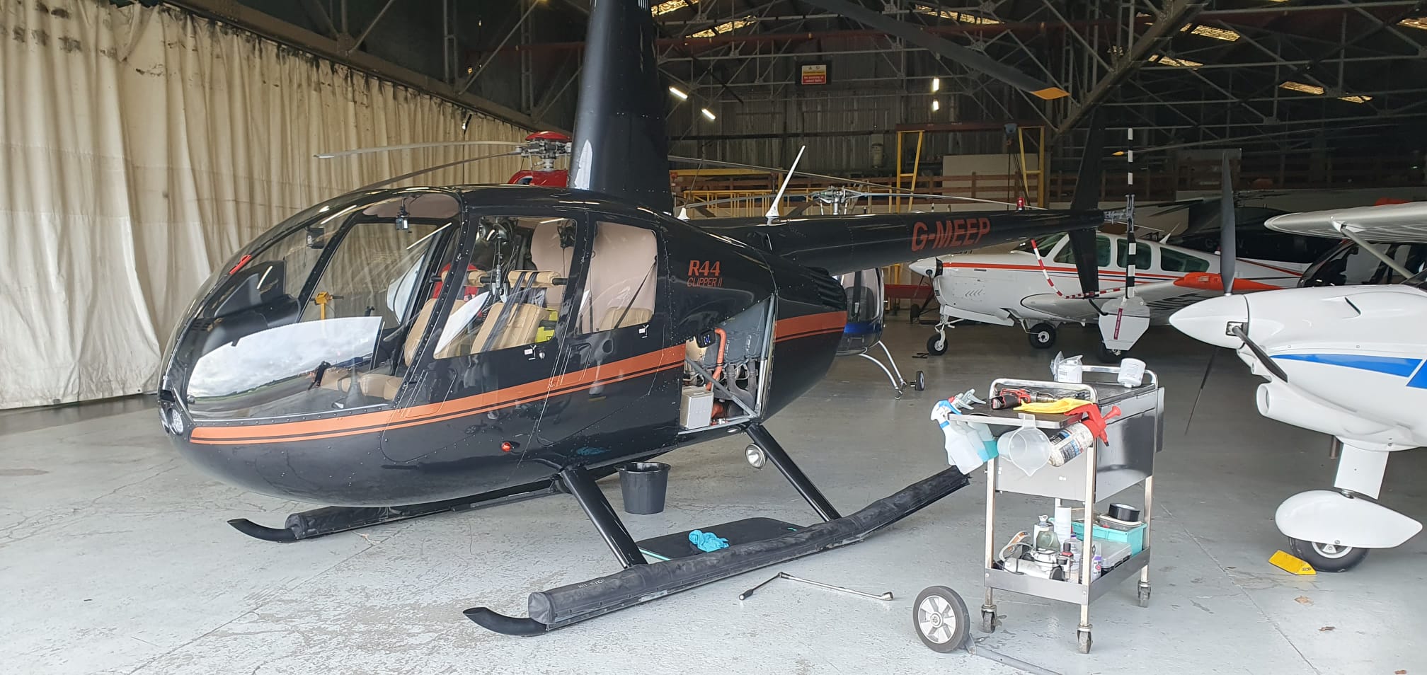 Visit from G-MEEP for a quick service! - EBG Helicopters